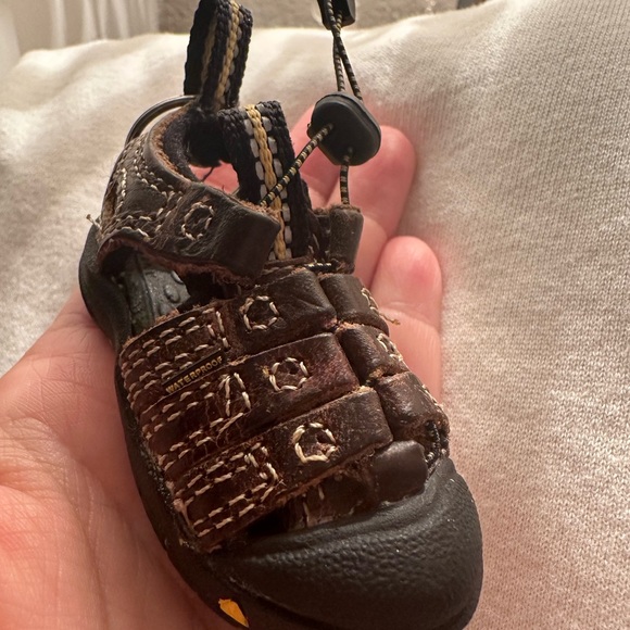 Keen | Accessories | New Keen Newport Sandal Keychain Collectible Hard ...